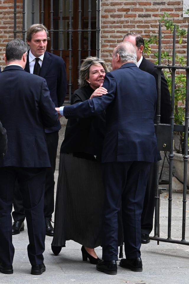 Felipe y Letizia: el emotivo momento en el funeral de Fernando Gómez ...