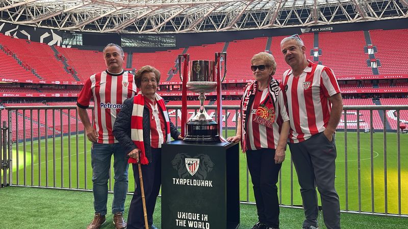 Visi, de 100 años, se ha fotografiado con la Copa del Rey en San Mamés