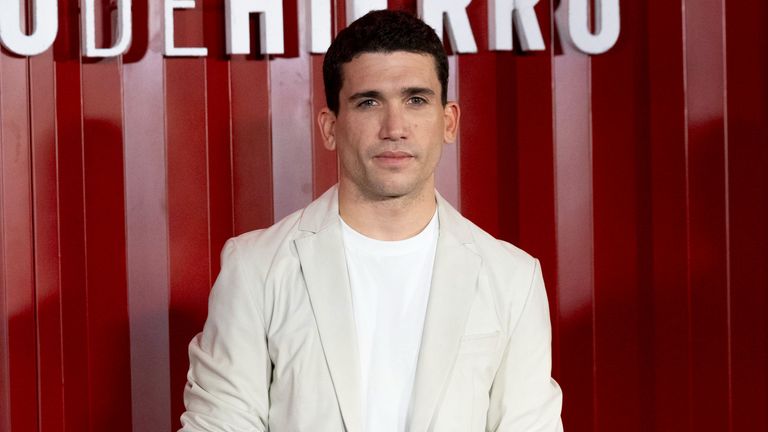 Jaime Lorente muestra a su hija Amaia y sus fans opinan sobre su parecido: la imagen