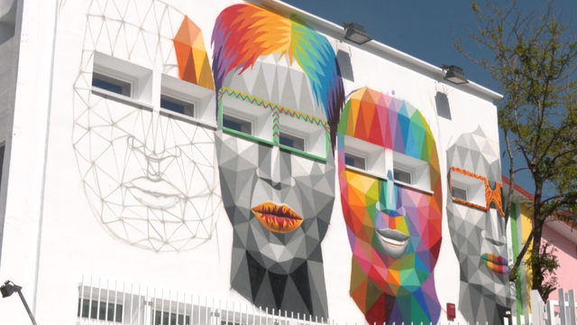 El enorme mural de Okuda para el teatro de Málaga: "Las ventanas son ...