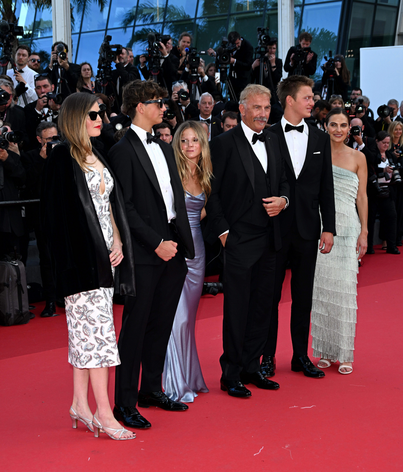 Kevin Costner posa con cinco de sus hijos en su vuelta a Cannes: la ...