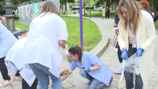 Santurtzi se une contra el tabaco y participa en la recogida de colillas