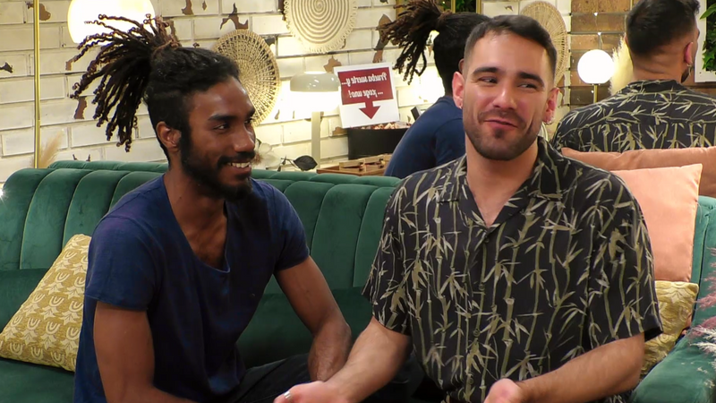 Daniel se sincera con Larry y ambos terminan besándose apasionadamente ...