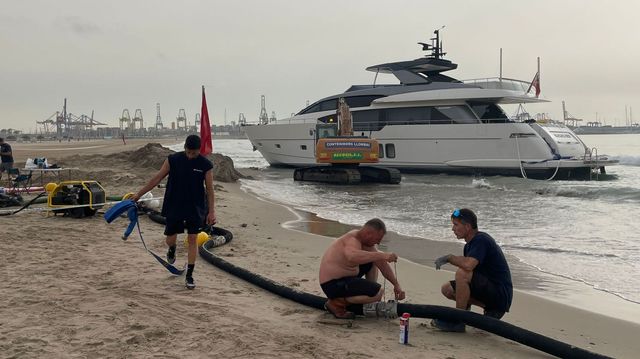 Retoman los trabajos de reflotamiento del yate encallado en Pinedo