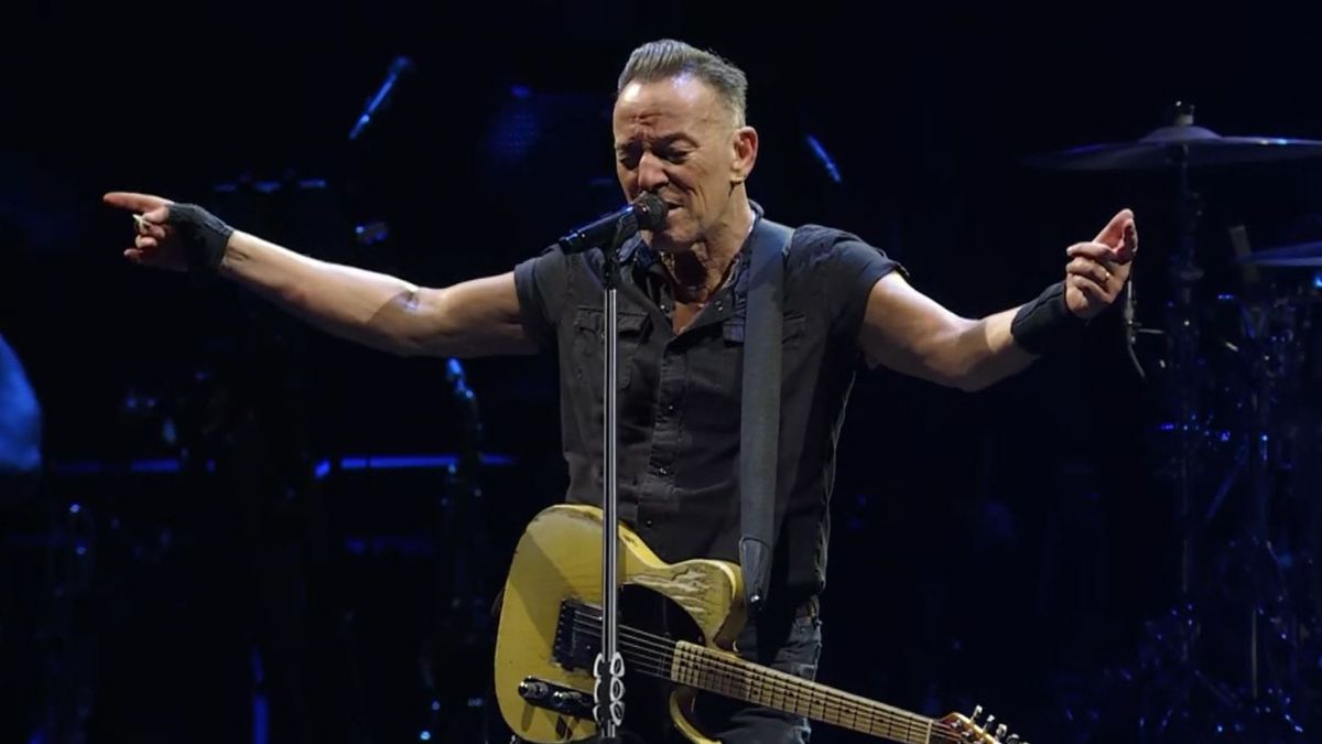 Bruce Springsteen hace cantar al público en el Estadio Metropolitano