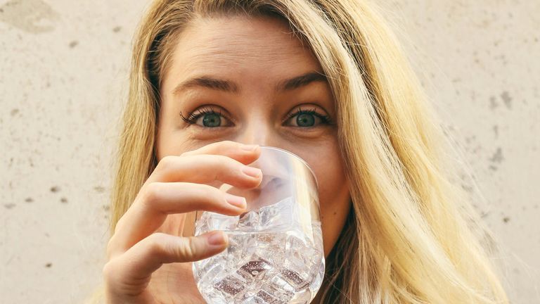 La cantidad de agua mínima que hay que beber al día para mantenernos hidratados