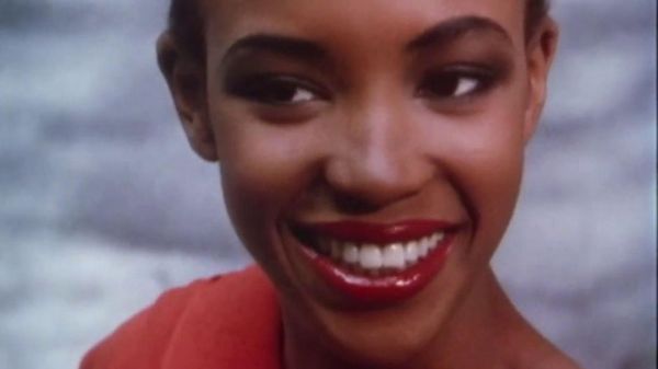 Una modelo por primera vez en el museo V&A de Londres: Naomi Campbell