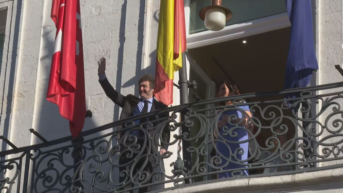 Isabel Díaz Ayuso y Javier Milei saludan en el balcón de la Puerta del Sol