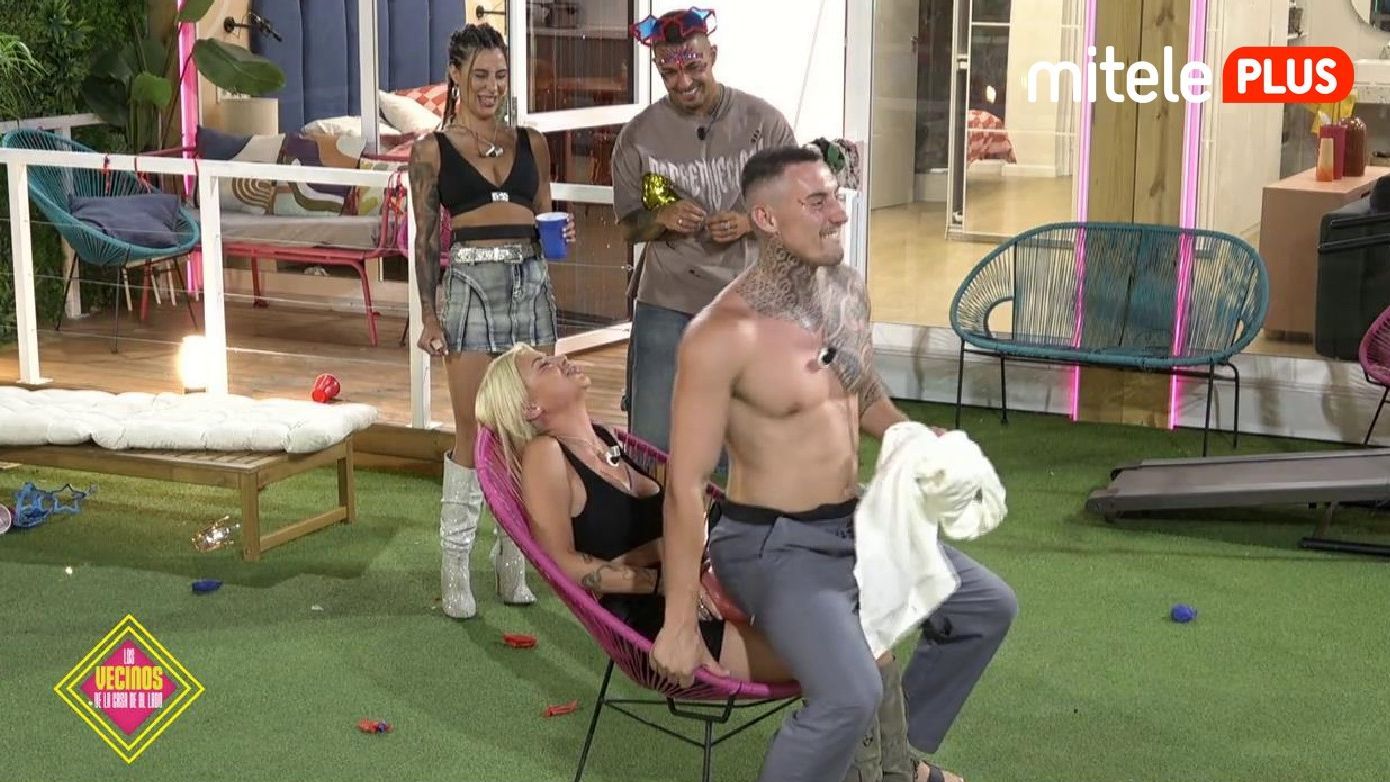 Álex Reacciona Al Striptease De Álvaro A Gabriela Menos Mal Que No