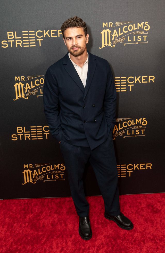 Theo James se hace viral sin ropa: la vida personal del actor como ...