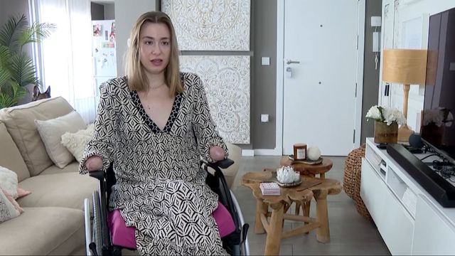 Carla, la joven a la que le amputaron las manos y los pies por una bacteria