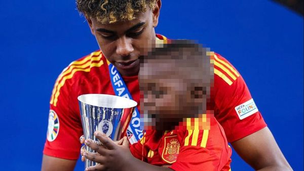 Eurocopa 2024: Lamine Yamal, con su hermano Keyne en brazos tras el triunfo