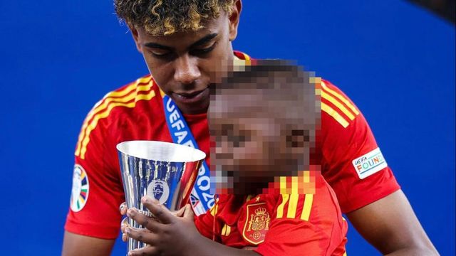 Eurocopa 2024: Lamine Yamal, con su hermano Keyne en brazos tras el triunfo