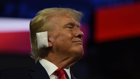 Donald Trump reaparece con una venda en la oreja