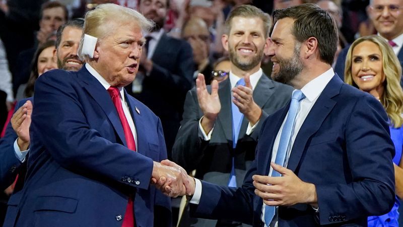 Donald Trump reaparece con una venda en la oreja