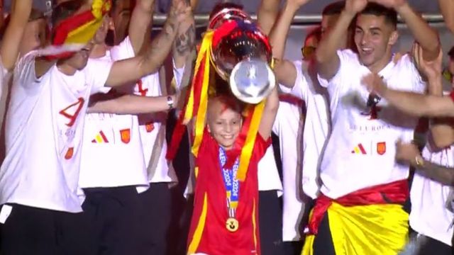 Quién es María, la niña que levantó la Eurocopa: su historia