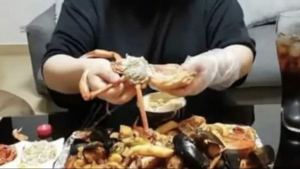 Muere en directo una influencer de 24 años tras darse un atracón de comida