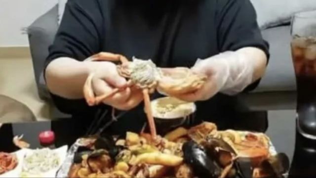 Muere en directo una influencer de 24 años tras darse un atracón de comida