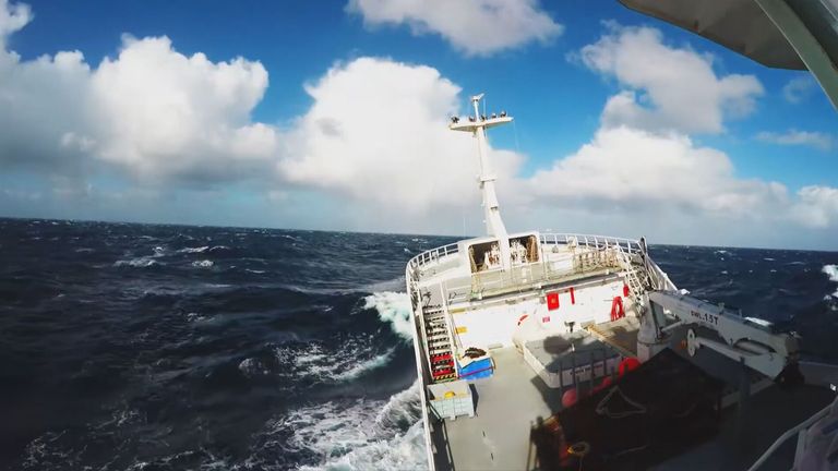 Medios aéreos y dos barcos buscarán a los desaparecidos del 'Argos Georgia'