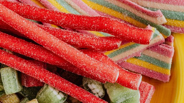 "Las chuches están hechas con petróleo y huesos de animales": la verdad ...