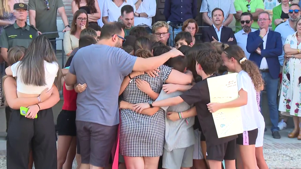 Los amigos de Mateo, el niño asesinado en Mocejón, arropan a sus padres