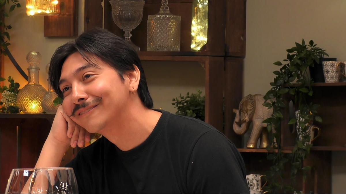 El bigote de Mike, a lo Salvador Dalí, deslumbra a Isabel en la cena ...