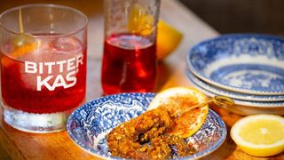 El Bitter Kas, la bebida que nunca pasa de moda: su origen