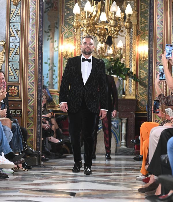 José María Almoguera debuta como modelo: las fotos del desfile del hijo ...