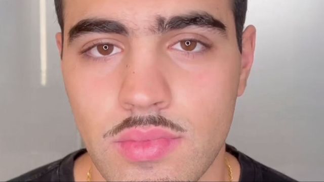 Carlos, el hermano pequeño de Noemí Salazar, se somete a su primer ...