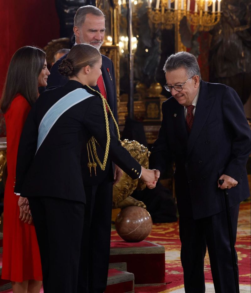Los reyes y Leonor rompen el protocolo en el besamanos por el mismo ...