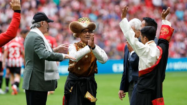 Polémica ovación a Martin Zabaleta en San Mamés: escaló el Everest con ...