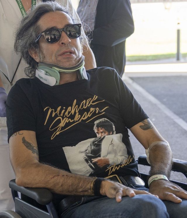 Mario Vaquerizo: la foto de su salida del hospital con collarín y en ...