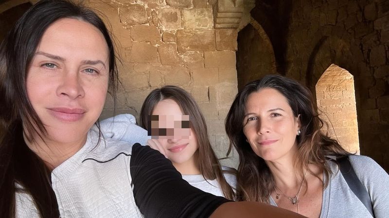 Globos de Oro 2025: Karla Sofía Gascón posa con su mujer, Marisa, en la ...