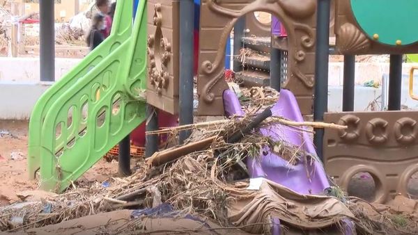 Las calles de Paiporta se vacían de niños tras el paso de la DANA