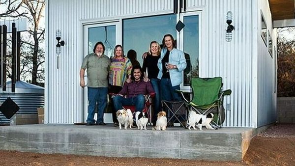 Amigos de toda la vida se construyen un pueblo a la medida para ...