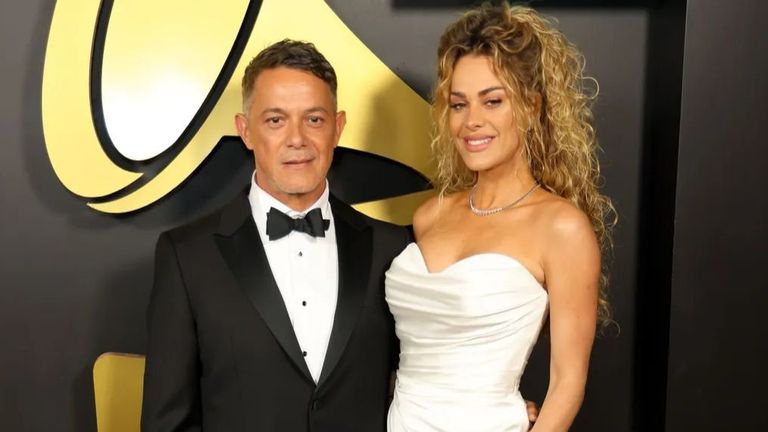 Alejandro Sanz posa por primera vez junto a Candela Márquez y confirma ...