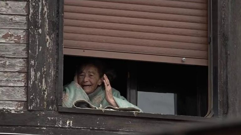 Una mujer de 85 años, secuestrada por su nieto e hijo: "Vive entre heces" - TardeAR