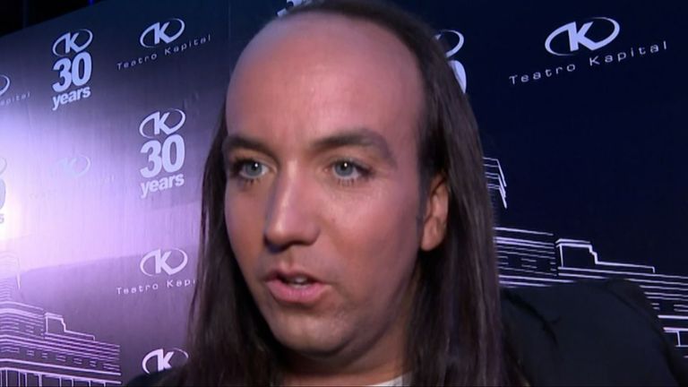 Aless Gibaja cuenta cómo actúa Carlo Costanzia en la intimidad con ...