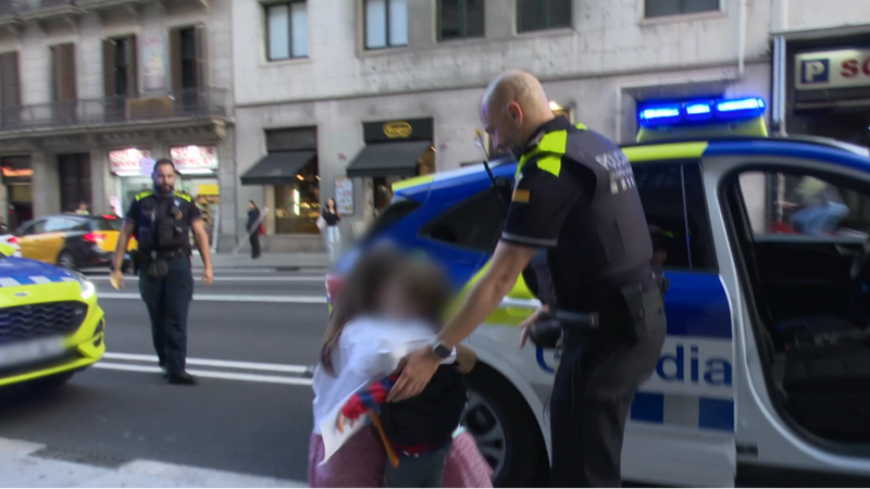 El Emotivo Reencuentro Entre Una Madre Y Su Hijo Tras Perderlo Durante Varias Horas En Barcelona 