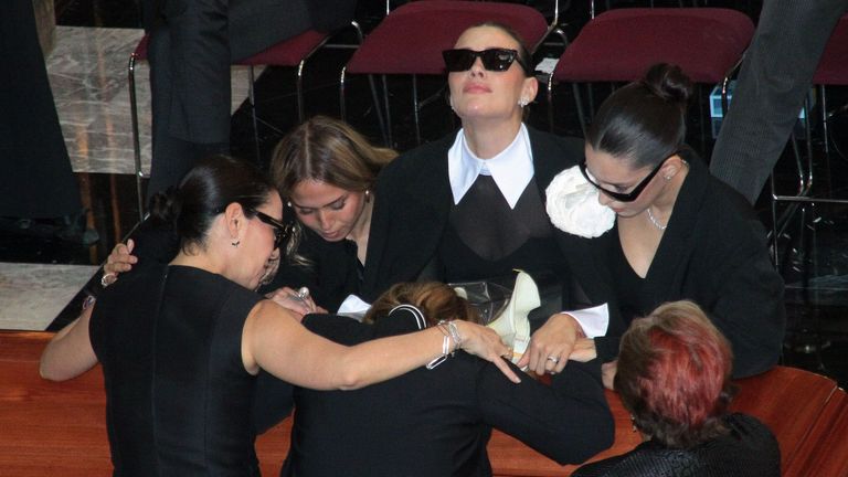 Michelle Salas, rota en el funeral de su bisabuela Silvia Pinal: las fotos