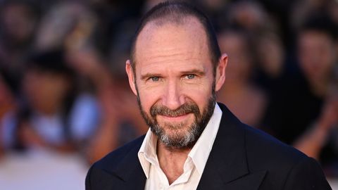 La transformación física de Ralph Fiennes a los 61 años para ser Ulises