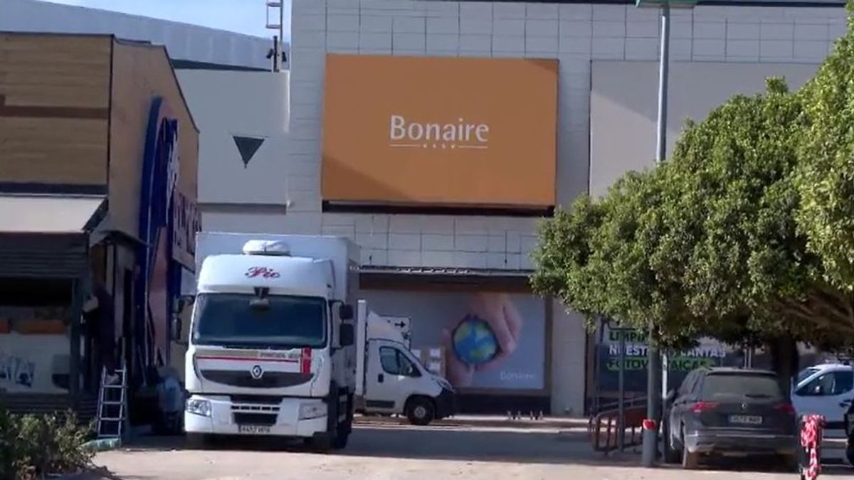 El centro comercial Bonaire comienza a abrir algunos locales tras la DANA