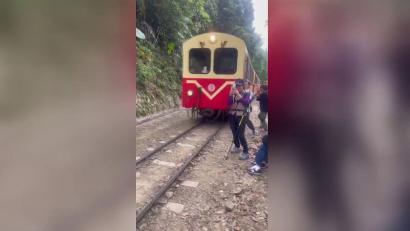 El peligro de los 'selfies': un tren atropella a una mujer mientras posaba