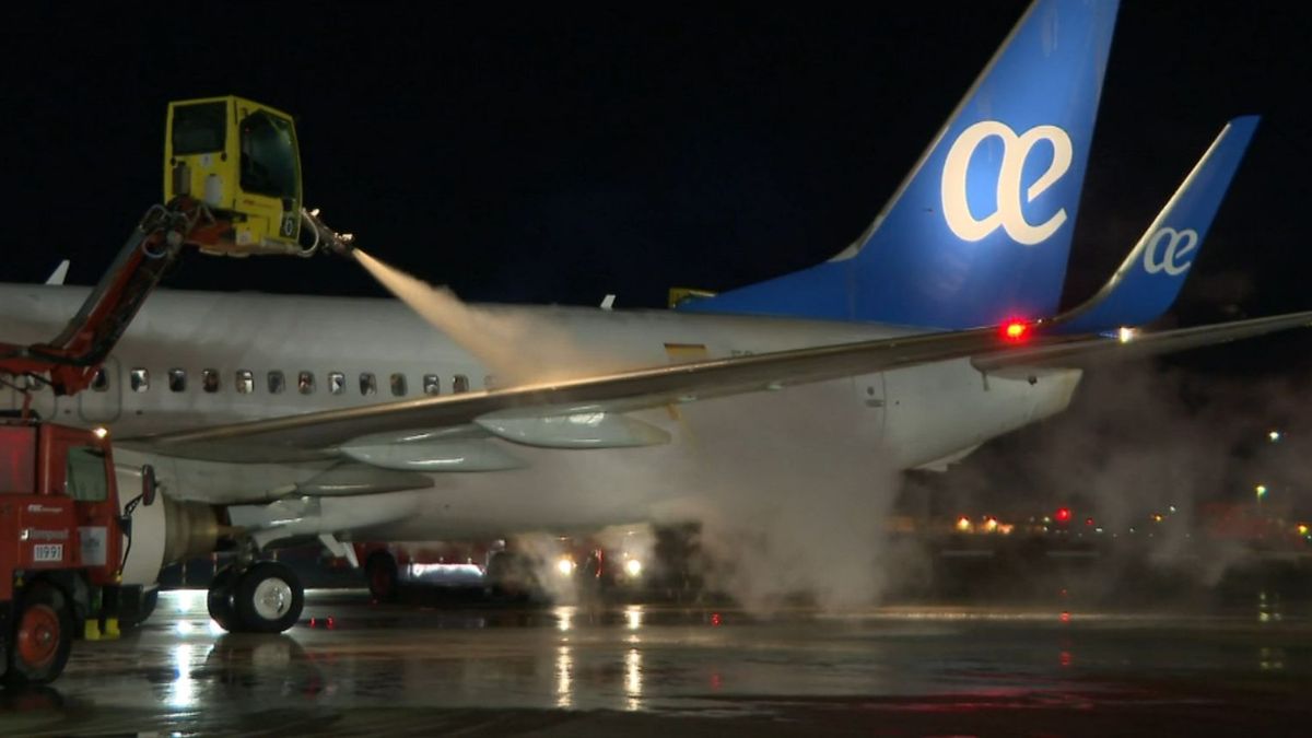 Volar en avión en fechas de frio invernal: así trabajan en el deshielo ...