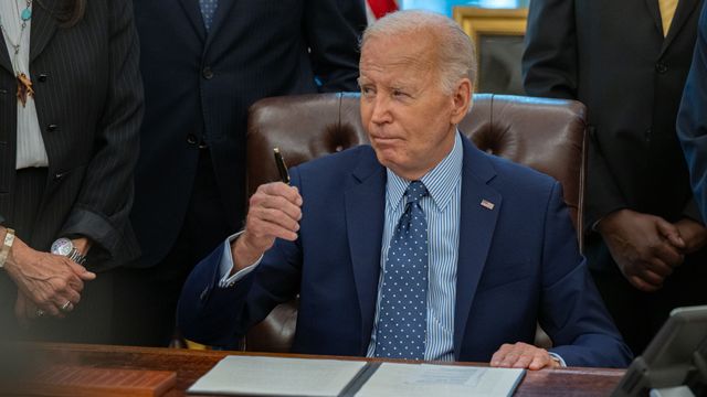 Joe Biden firma la ley de ampliación presupuestaria
