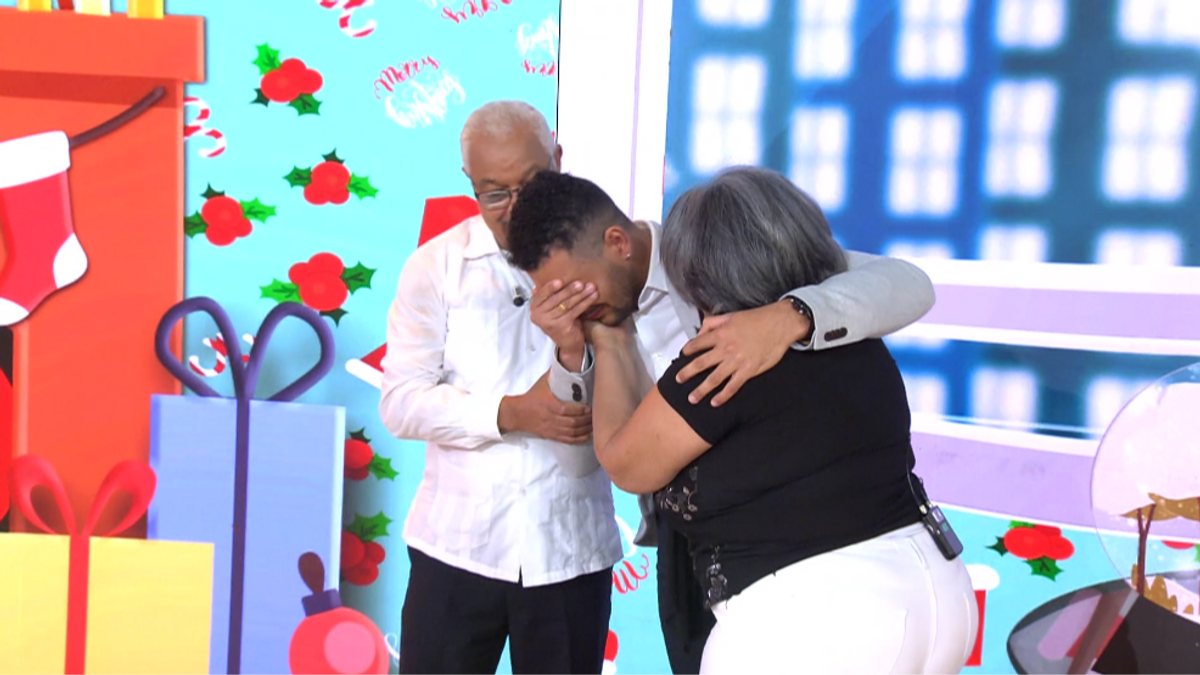 Jhonás ve a sus padres tras cinco años sin pasar la Navidad con ellos gracias a su novia Marta ...