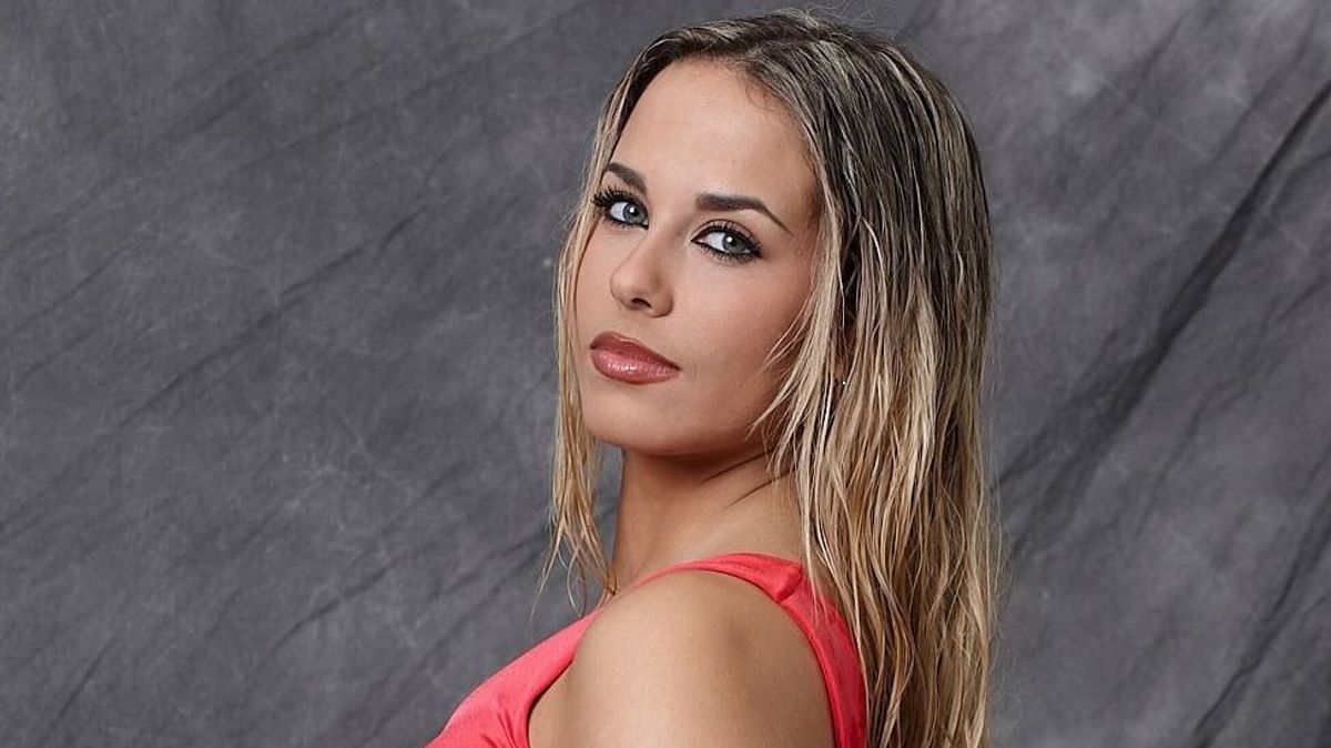 Violeta, de GH, comparte un espectacular posado en bañador y Edi reacciona