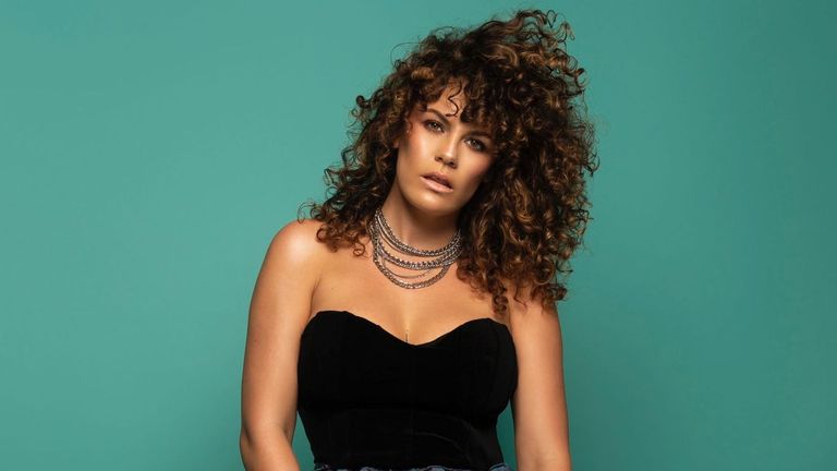 Entrevista a Mel Ömana (Benidorm Fest 2025): "Crecí gritándole al mundo ...