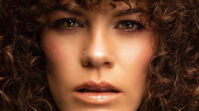 Entrevista a Mel Ömana (Benidorm Fest 2025): "Crecí gritándole al mundo ...