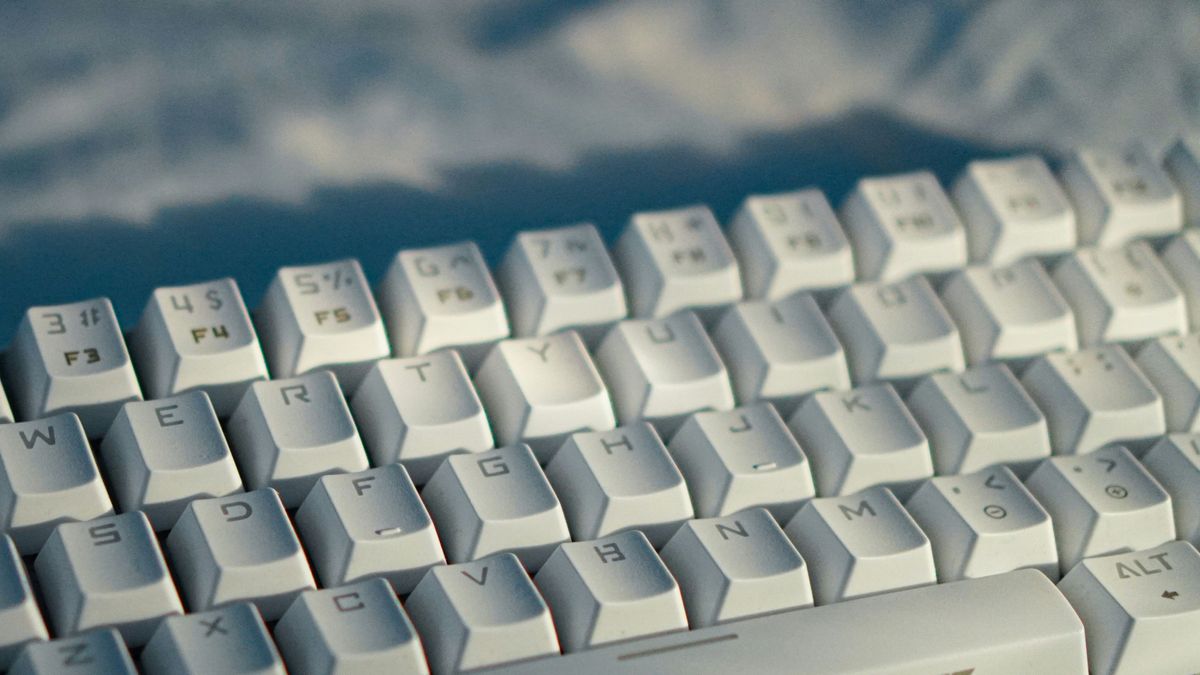 Por qué las letras F y J de los teclados tienen una raya en relieve